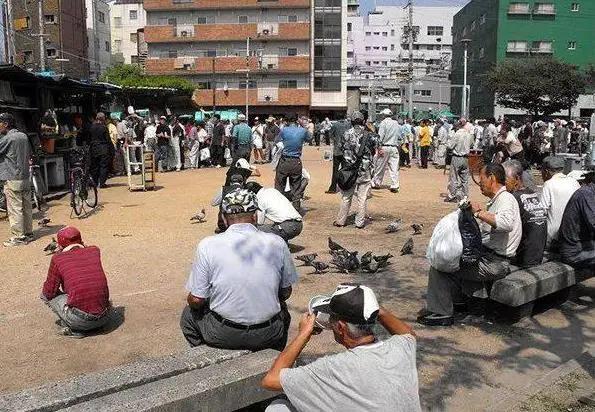 In Japan, how many years of income are considered poor?What is the life ...