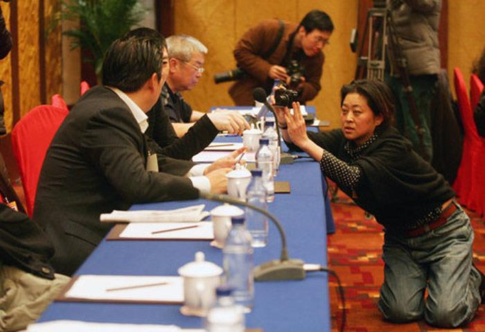 22 years ago, why did Ni Ping kneel to Feng Xiaogang late at night ...