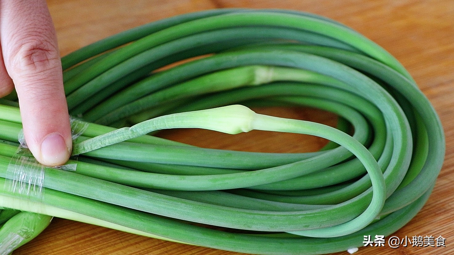 When frying the garlic moss, it is best not to cut it directly and fry ...