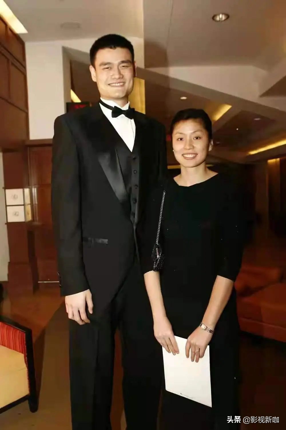 Yao Ming takes his daughter to go shopping, the father and daughter are ...