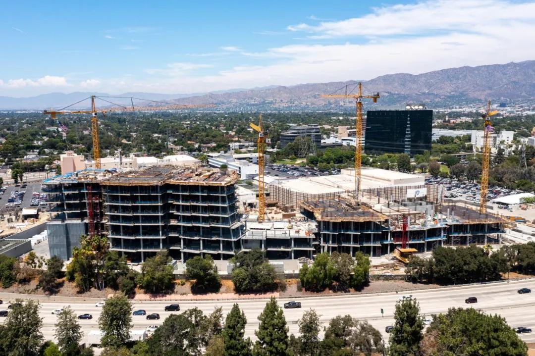 Los Angeles adds a new landmark!The Warner Bros. Headquarters'tilted ...