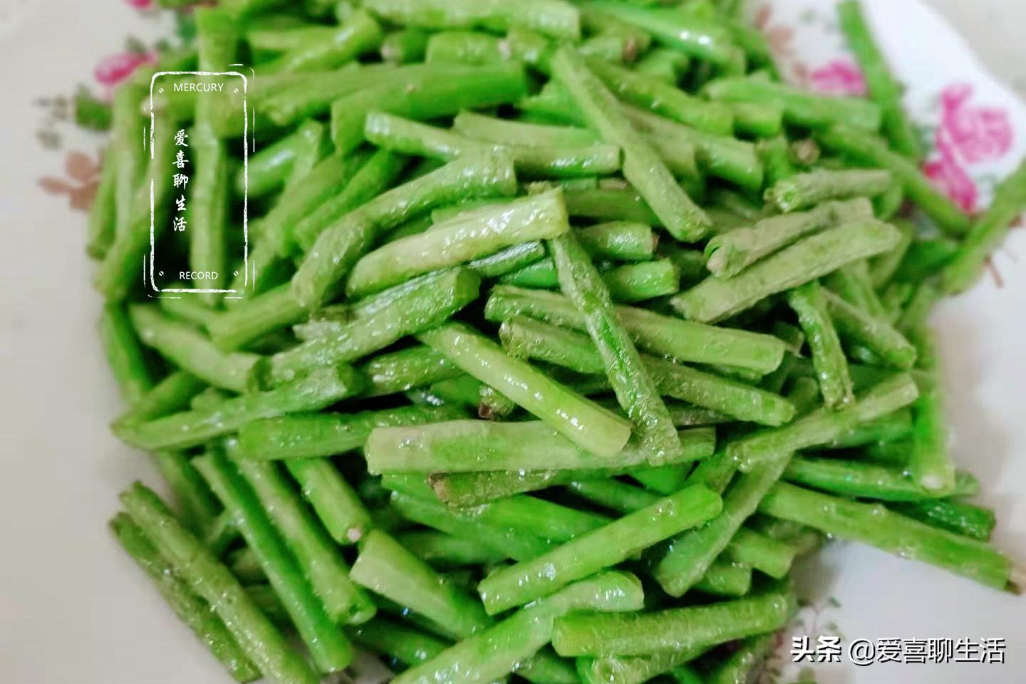 Stir-fry the cowpea directly or blanch it again?It's not right, it's ...