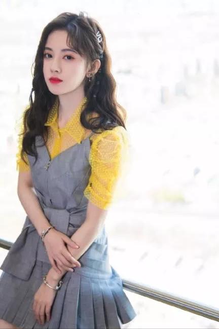 Ju Jingyi is really a model for girls to wear!Sun white suspender skirt ...