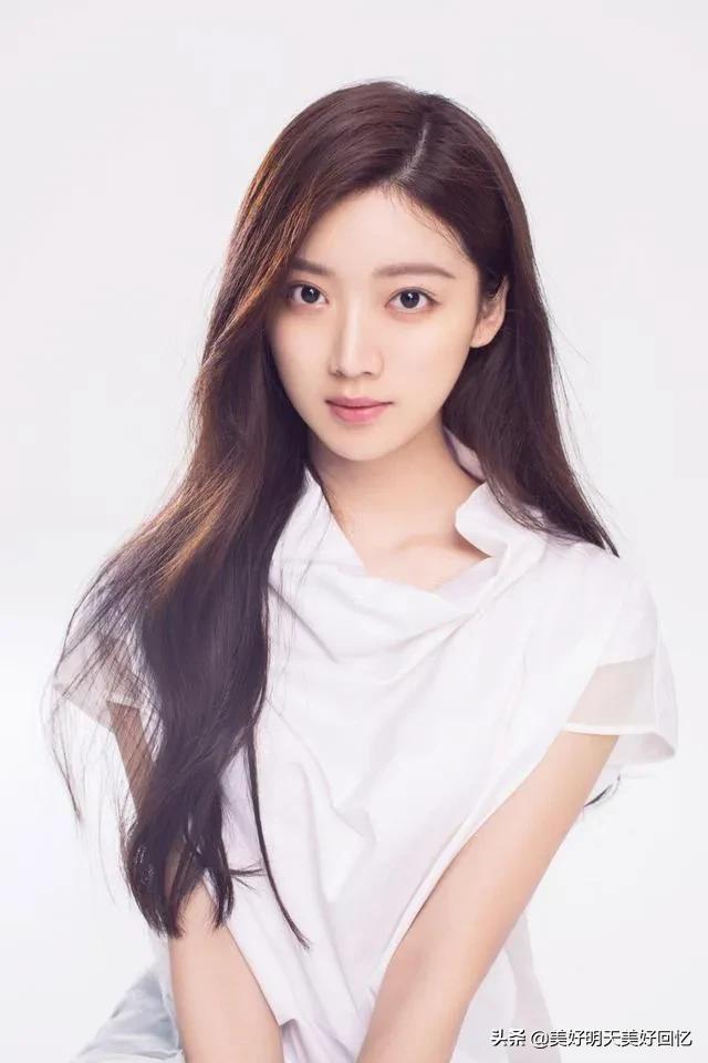 Stunning beauty-Yang Yutong - iNEWS