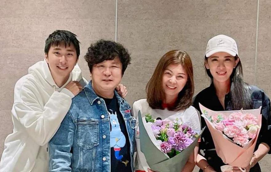 Hugua and his ex-wife are rarely in the same frame. They will still ...