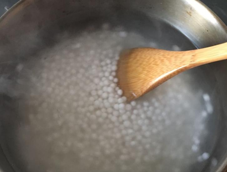 To boil sago, use cold water or boiled water?This step is very ...