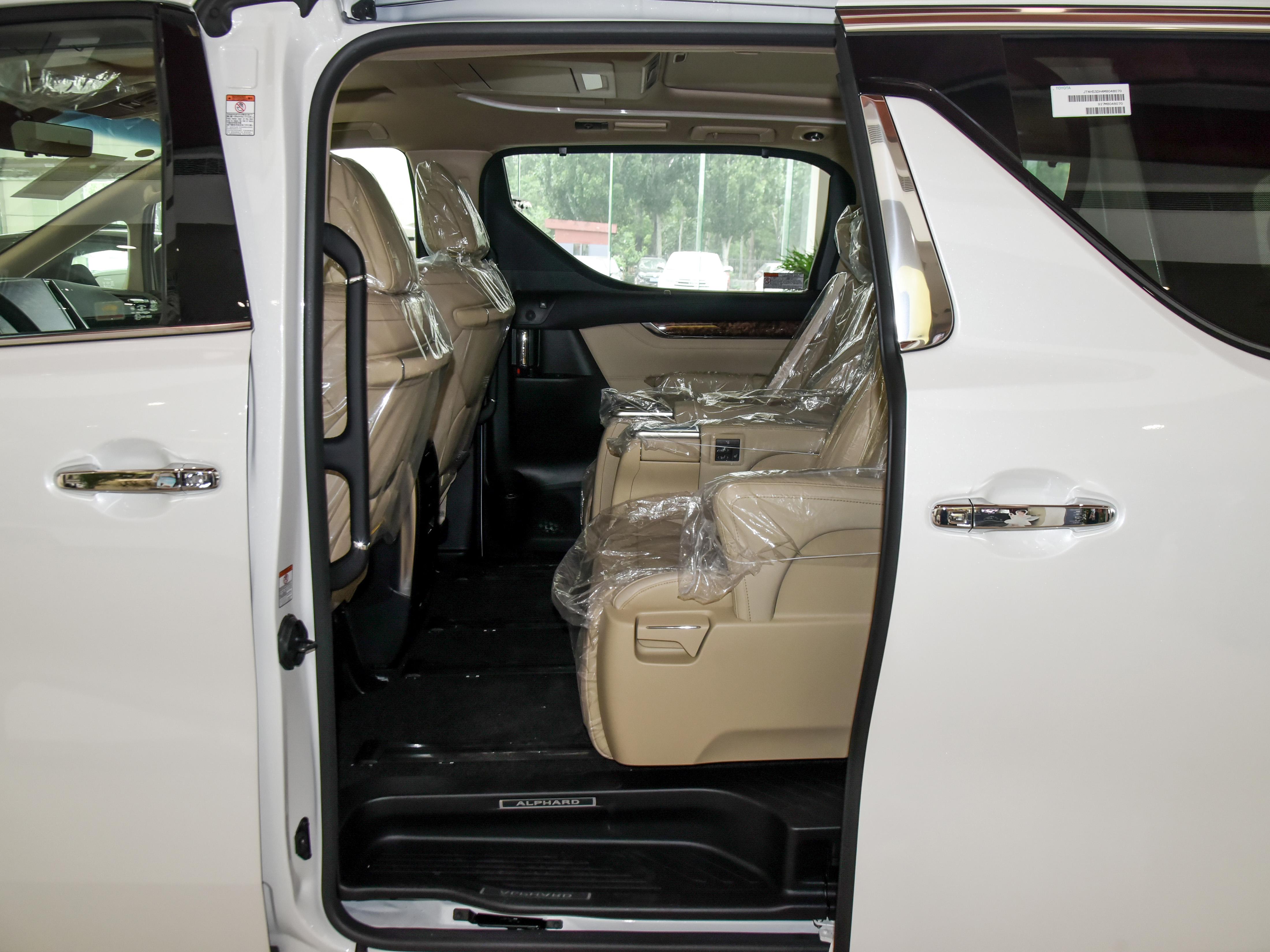 High-end large 7-seater MPV, super 1.9 meters, 4WD 7.1L fuel ...