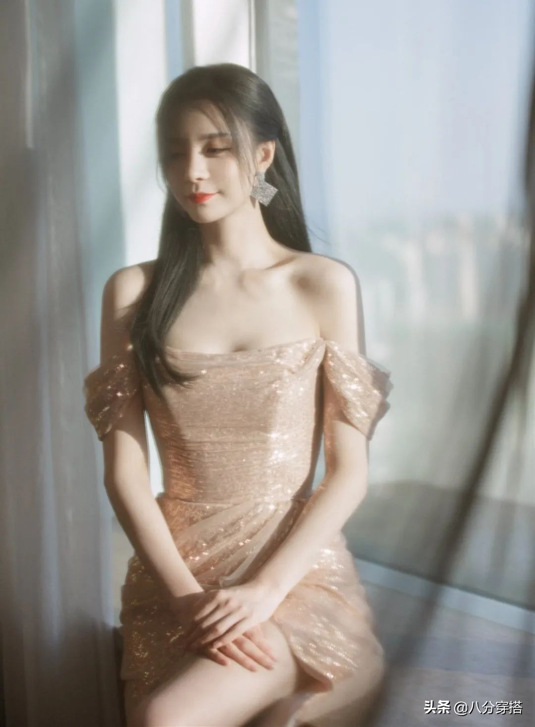 I can't see it, Shen Meng Chen's body is so good, a pink sequins dress gentle ornate - iNEWS
