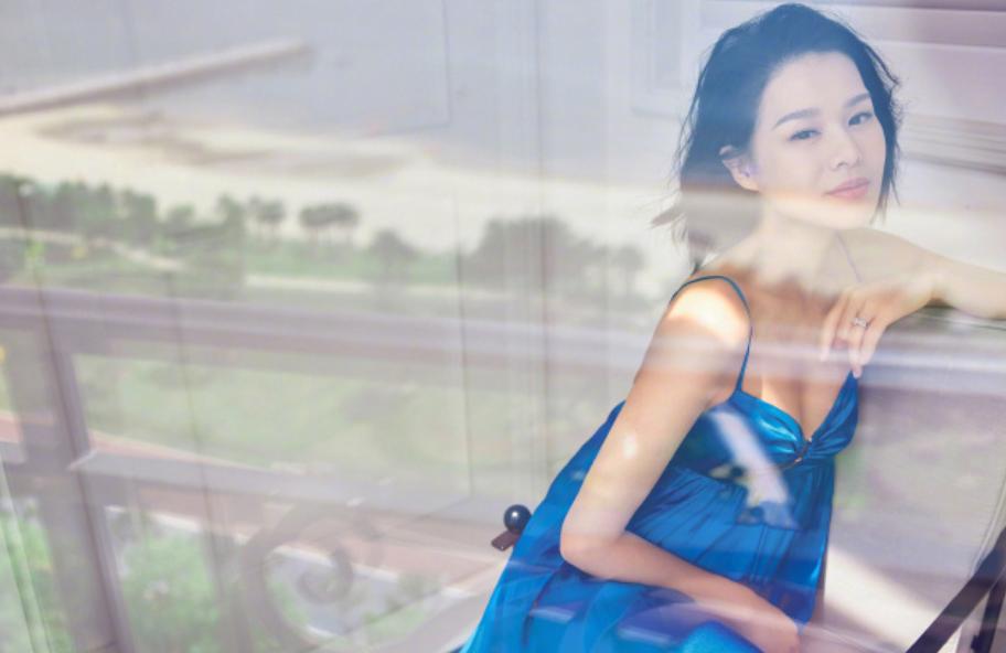 The 41-year-old Hu Xing'er recovers quickly after childbirth. She wears ...