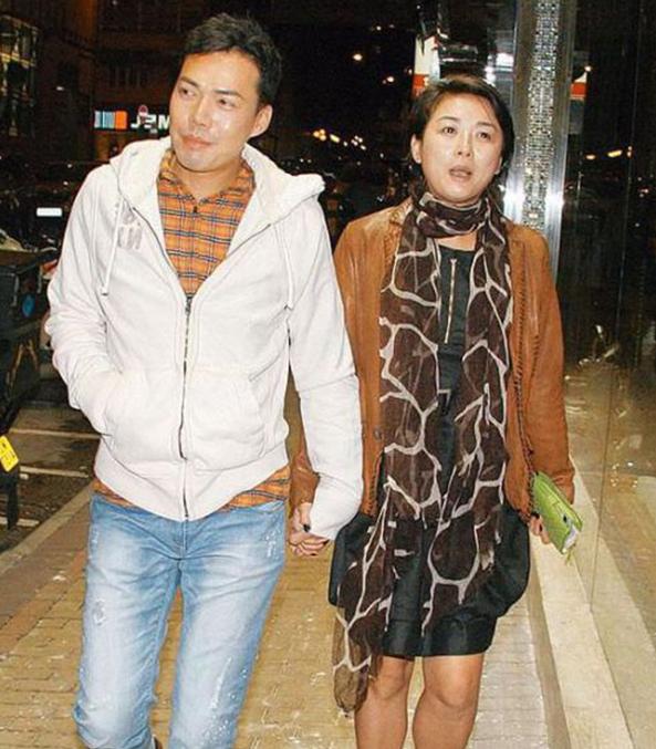 Close photo of the overwhelmed brother Xie Tianhua with his wife and ...