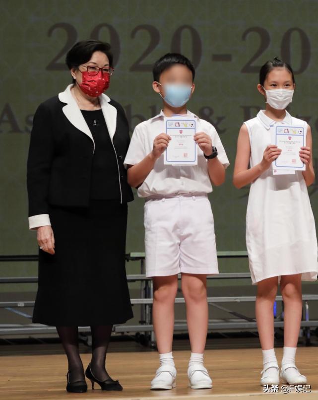 Guo Keying and Lin Wenlong's daughter graduated from elementary school ...
