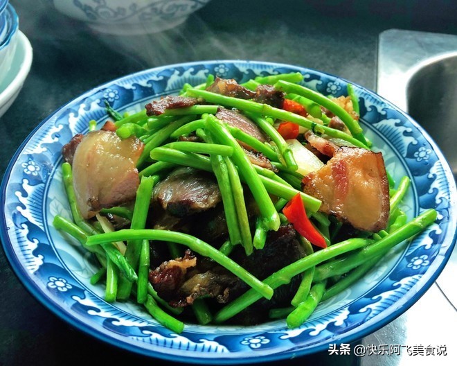 Top ten famous dishes in Jiangxi-Stir-fried bacon with Artemisia quinoa ...