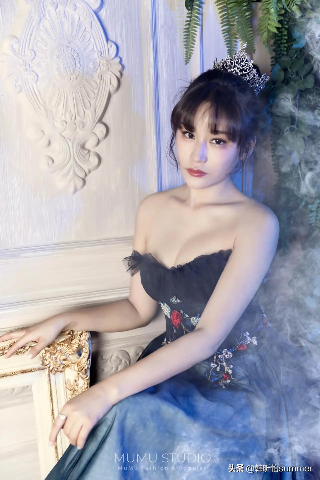 Chasing the tiger and catching the dragon hot show how the dancer Han Xinyi walks in black and ...