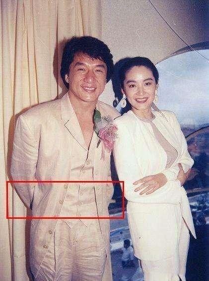 A group photo of Golden Horse Queen Lin Qingxia and her friend Liu ...