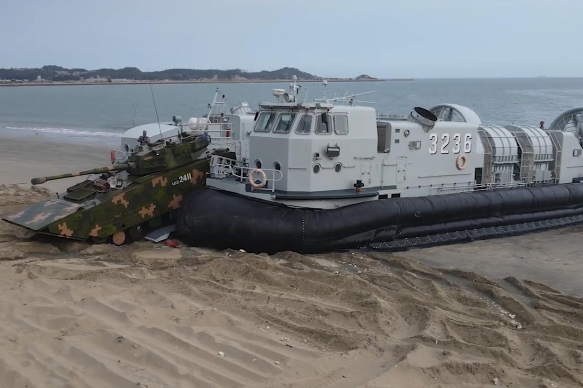 CCTV revealed: How did the 05-type amphibious assault vehicle board the ...