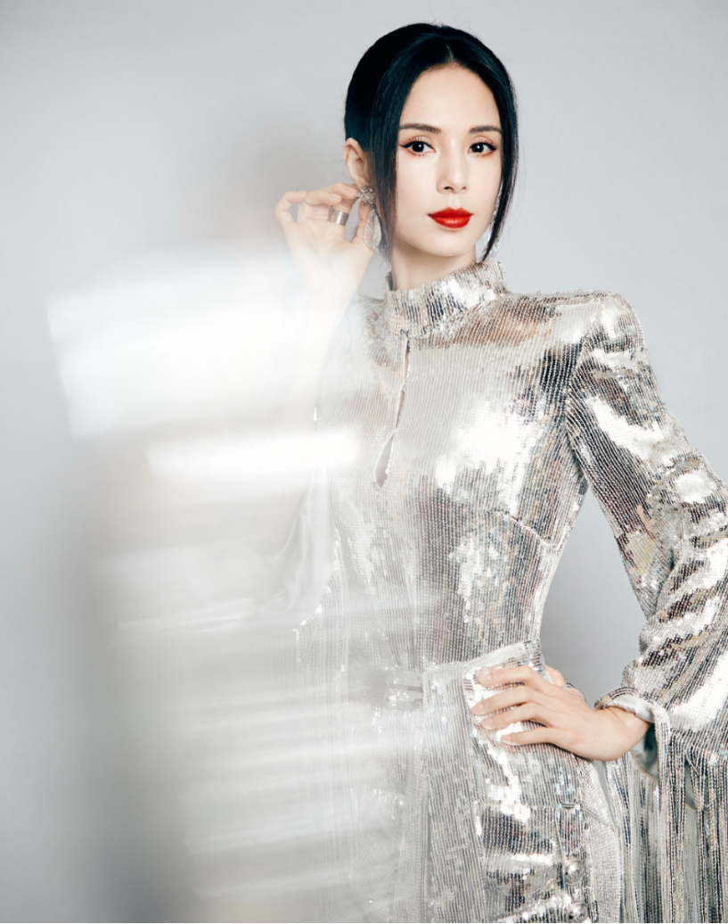 The 54-year-old Li Ruotong looks tender at first glance, and the female ...