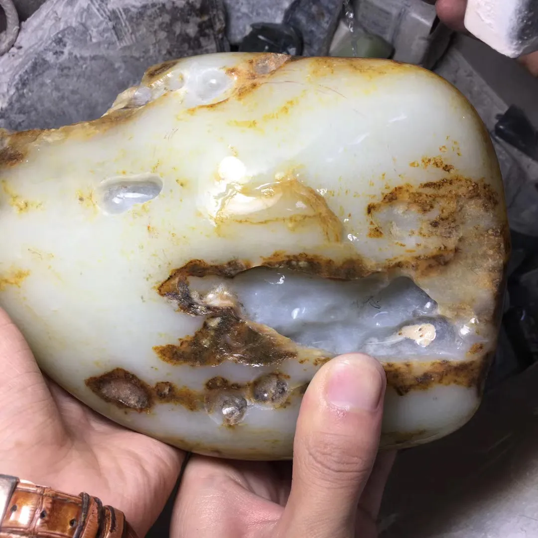A piece of Xinjiang Hetian jade that is full of gambling, why cut out a ...