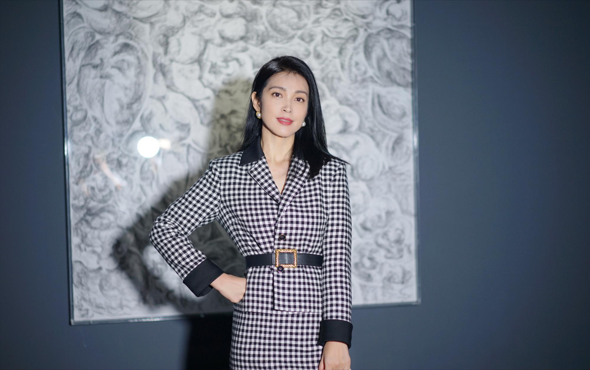 Sisters of Li Bingbing rarely fit together, Li Xue wears short skirts to expose her short ...