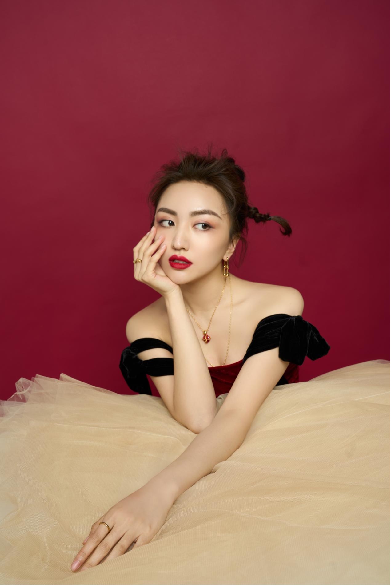 Actor Chen Meilin signs a contract with Flower Culture to open a new ...
