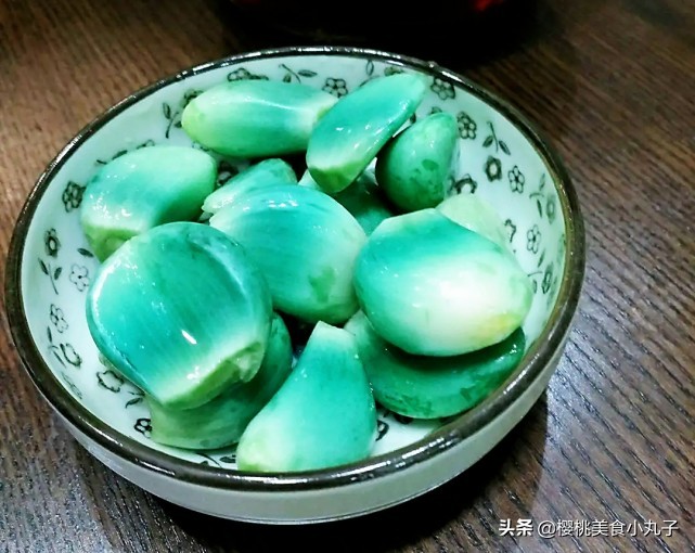 When pickling laba garlic, keep in mind 3 tips. The color of garlic is ...