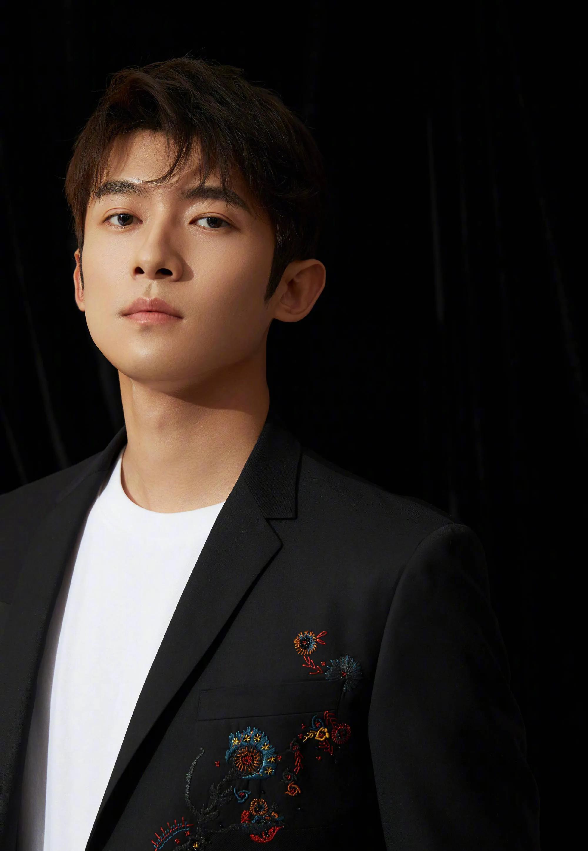 Sweet and sour girl Zhang Hanyun holds hands with Tong Mengshi's ...