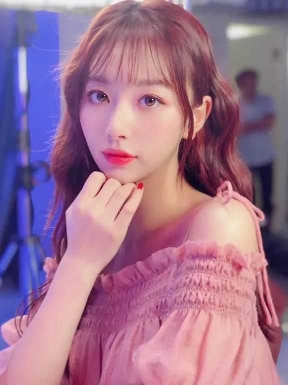 Kong Xueer, singer, was born in Wuhan, Hubei on April 30, 1996 - iNEWS