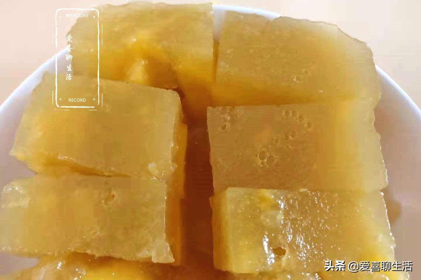 Mango is boiled like this, let cool and cut into pieces. It is sweet ...