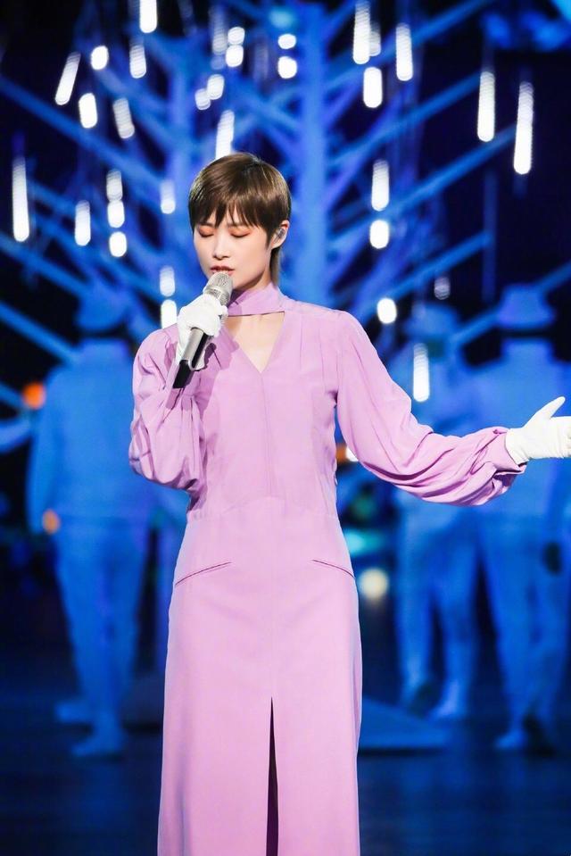 A recent photo of Li Yuchun, the face of the Chinese character is sharp ...