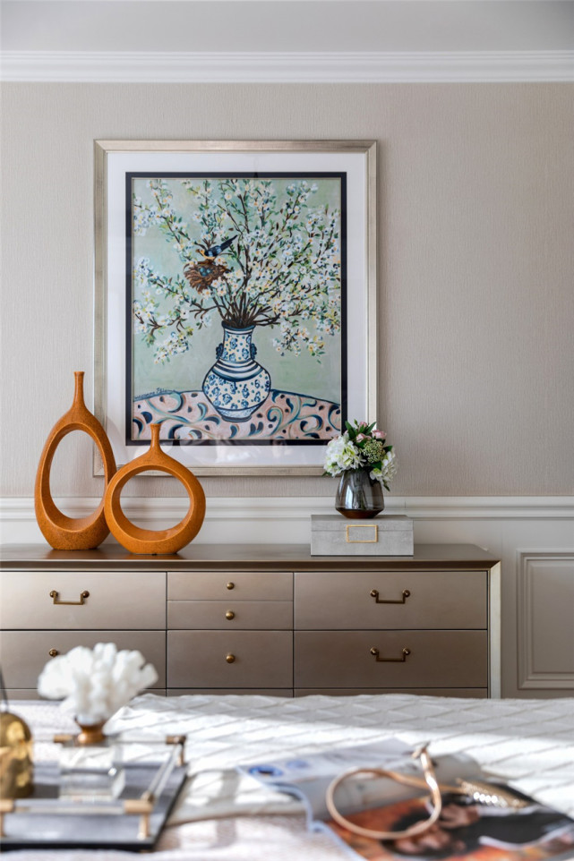 The 270-square-meter three-bedroom room twists around the boundary ...