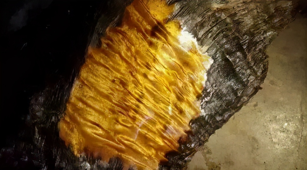 The villagers dug out the "human-shaped" wood, and the skin turned ...