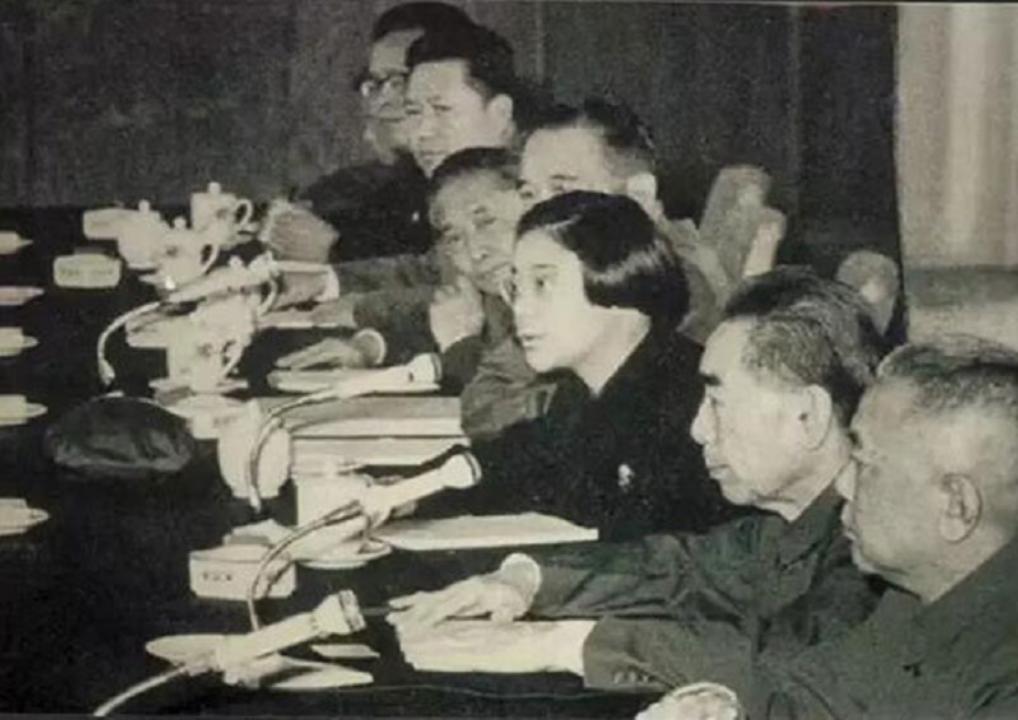 In 1971, Kissinger and Ye Jianying had a meal, and they joked during a ...