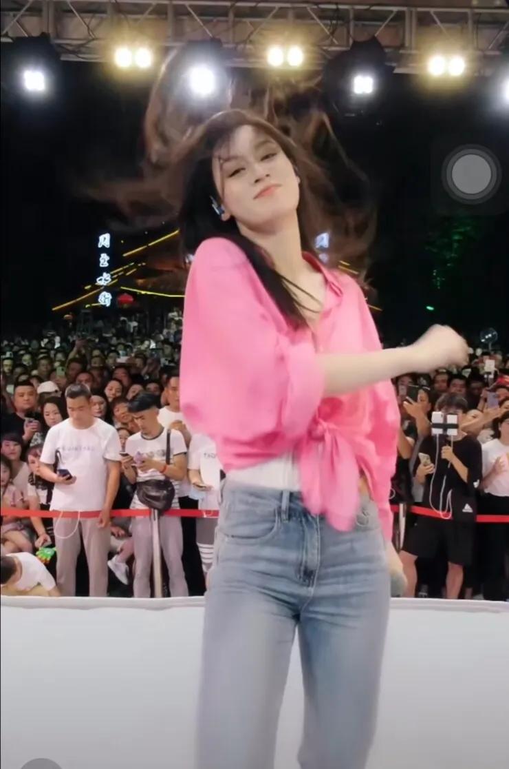 Tang Yi, a quickly popular singer, played the Wang Zhan level with the ...