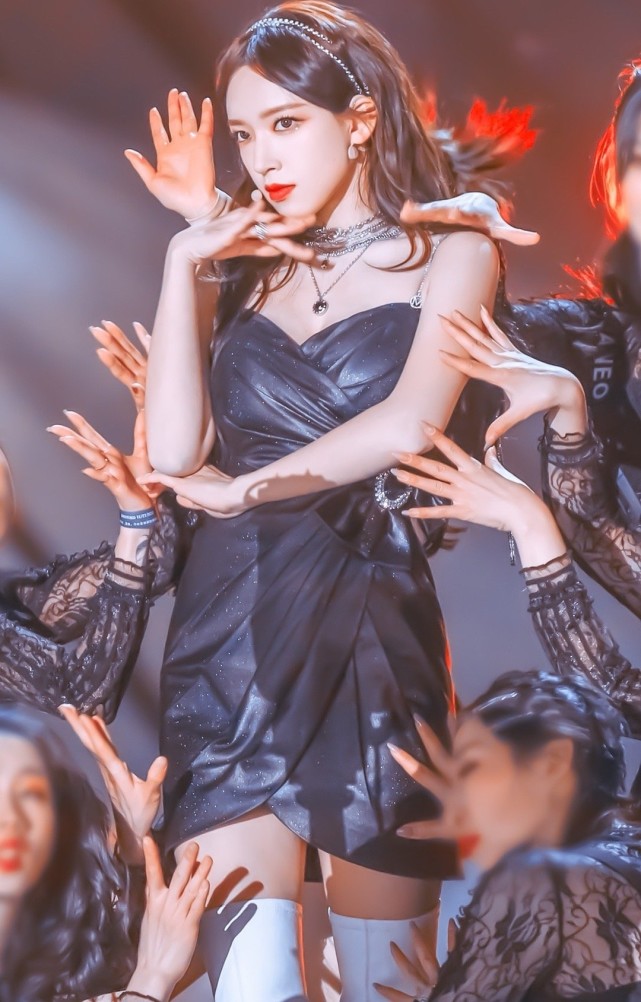 Leroy Three Beauty: Cheng Xiao is so spicy, Meng Meiqi combs her head ...