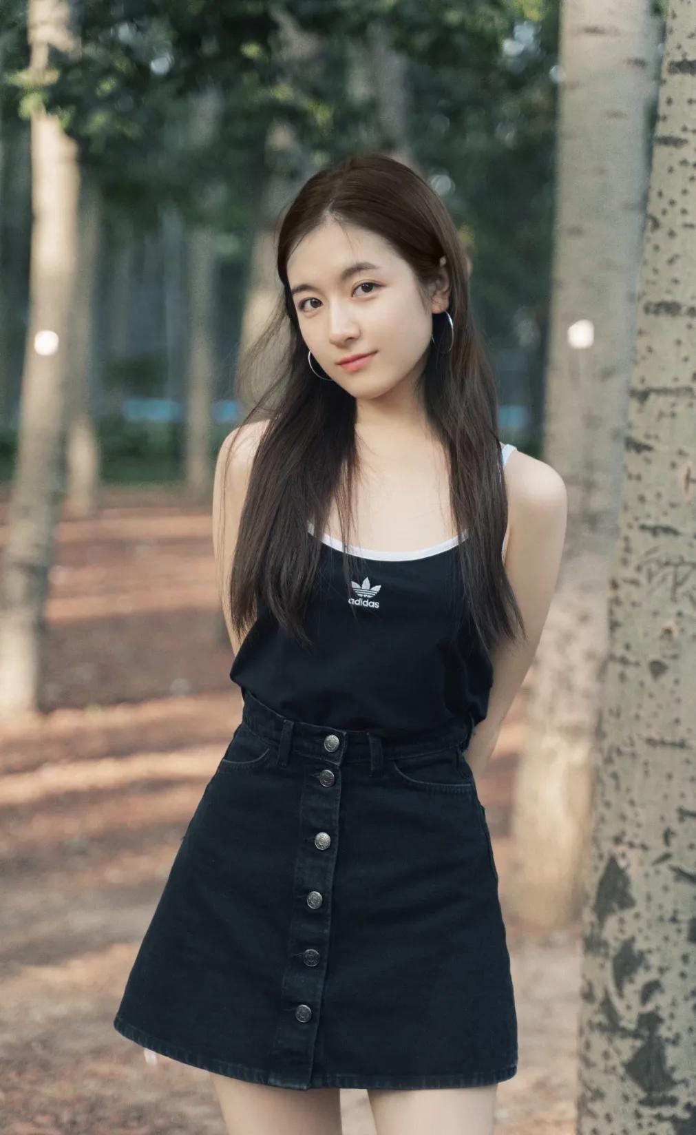 Like a flower like a jade, the young and beautiful Li Landi - iNEWS