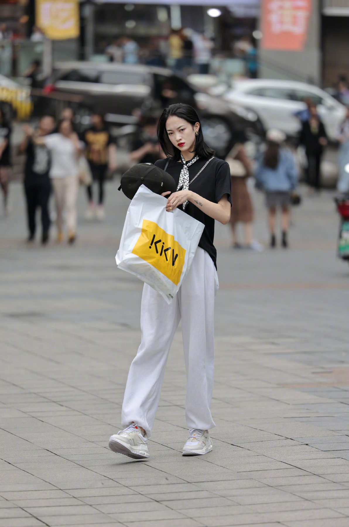 Summer collocation, although "white trousers + casual top" is very ...