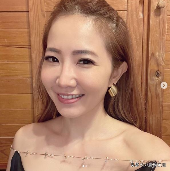 Xie Xin's swimsuit took a deep V and opened all the way to his belly button, with a large area ...