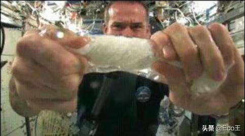 How do astronauts maintain personal hygiene in space? - iNEWS