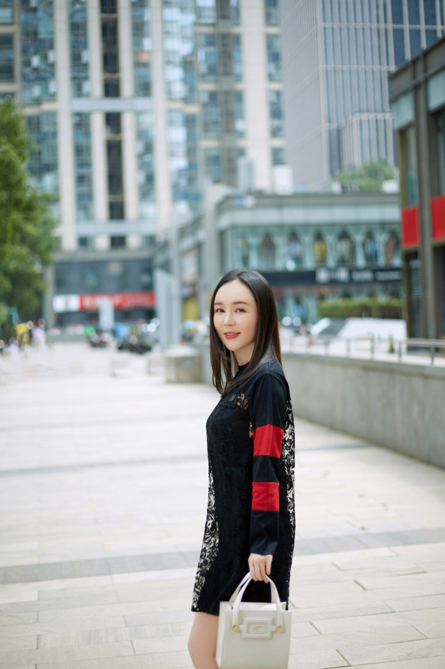 Wei Xinyu's street shots are exposed again, and the clothes are styled ...