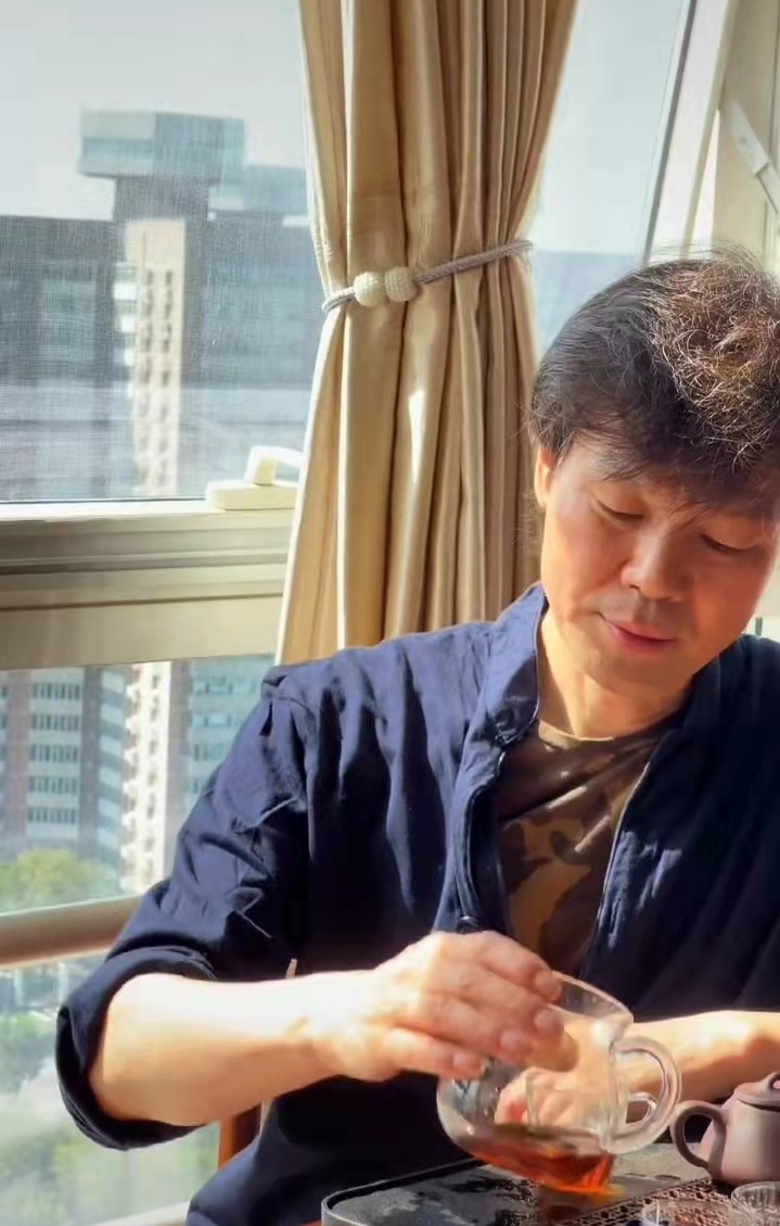 The well-known host Li Bin has recently been exposed, his eyes are ...