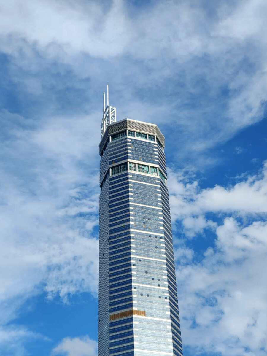 The wind is not too strong, why is the tall building shaking so much?It ...