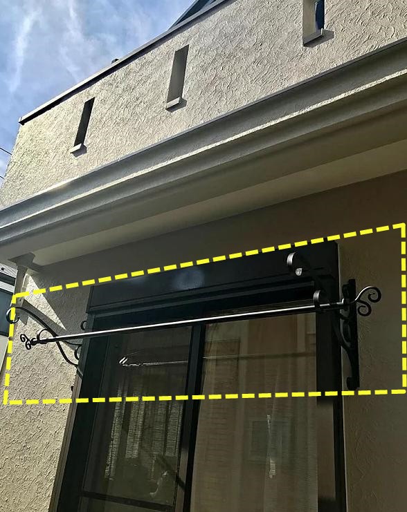 The Japanese owners are smart, add a cross-rod to dry the window ...