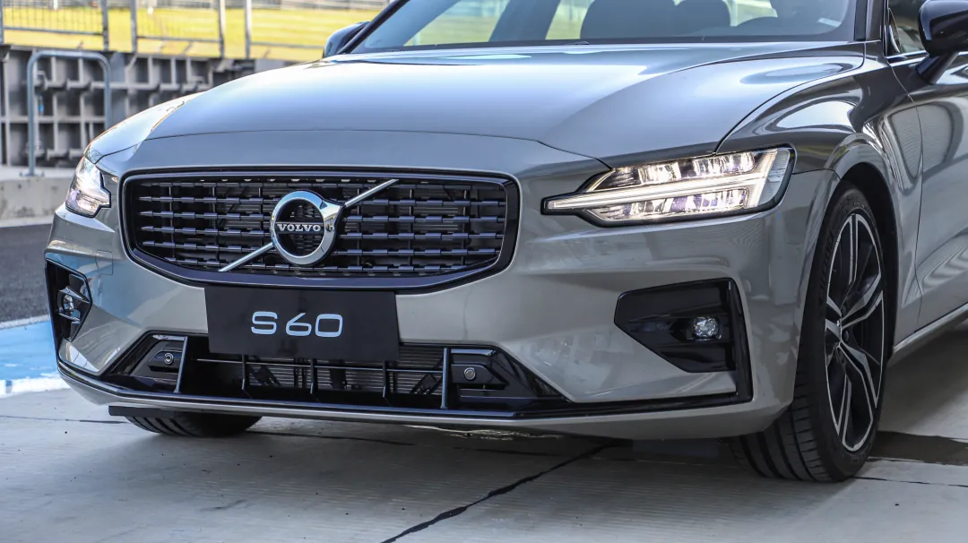 Volvo S60: 250 horsepower + 8AT, crystal handlebar, 19-inch wheels!New car just launched - iNEWS