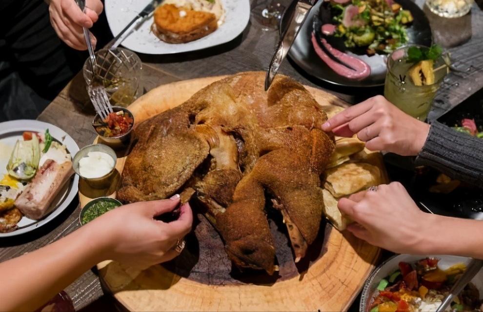 The new "hard dish" fried pig's head is popular abroad. Now foreigners ...