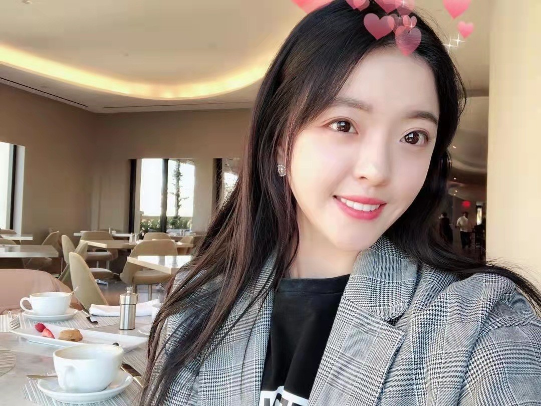 Huayi daughter Wang Wen also appeared in a variety show for the first time too high-profile!When ...