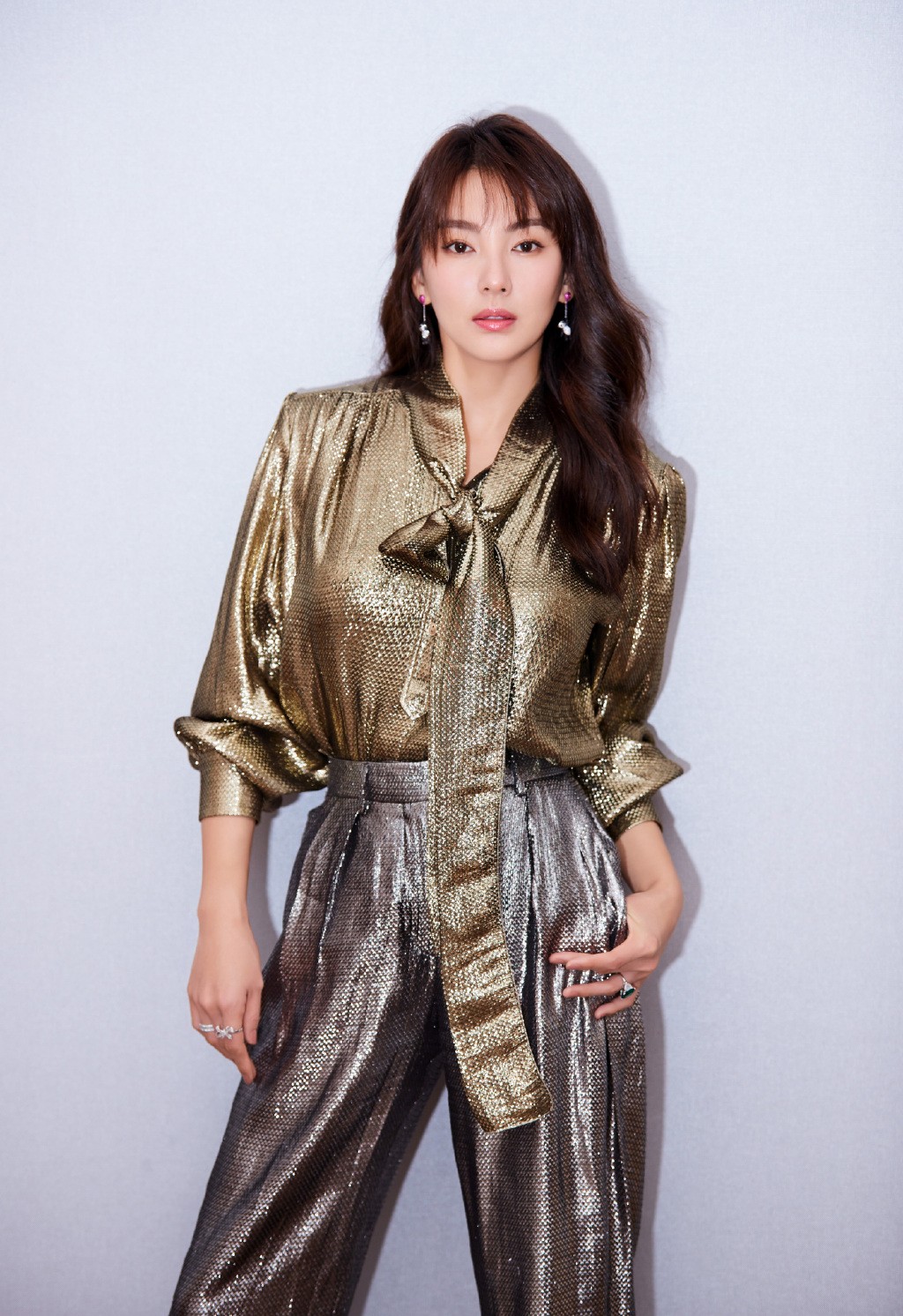 Wearing a golden top with wide-leg pants, 26-year-old Guo Xiaoting hits ...