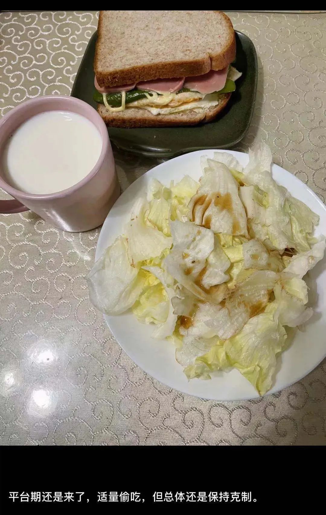 Liang Jingru took a group photo with Guan Fanqi, zero interaction ...