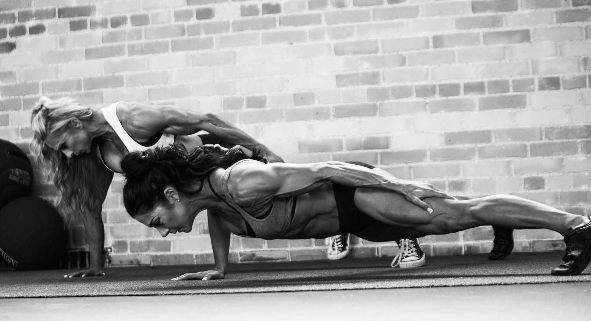 Fiona, Canada's top IFBB fitness expert, has amazing muscles - iNEWS