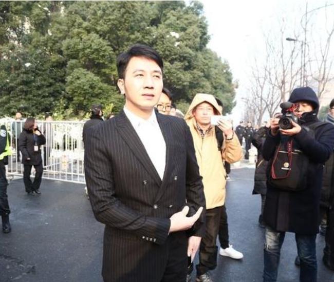 Zhu Qingfeng is willing to get in the rain and hold an umbrella for Lin ...