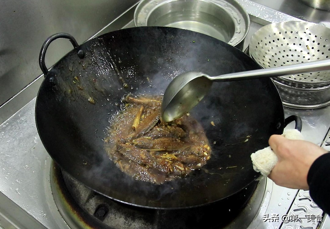 Scorched yellow croaker, fried first and then simmered, is more ...