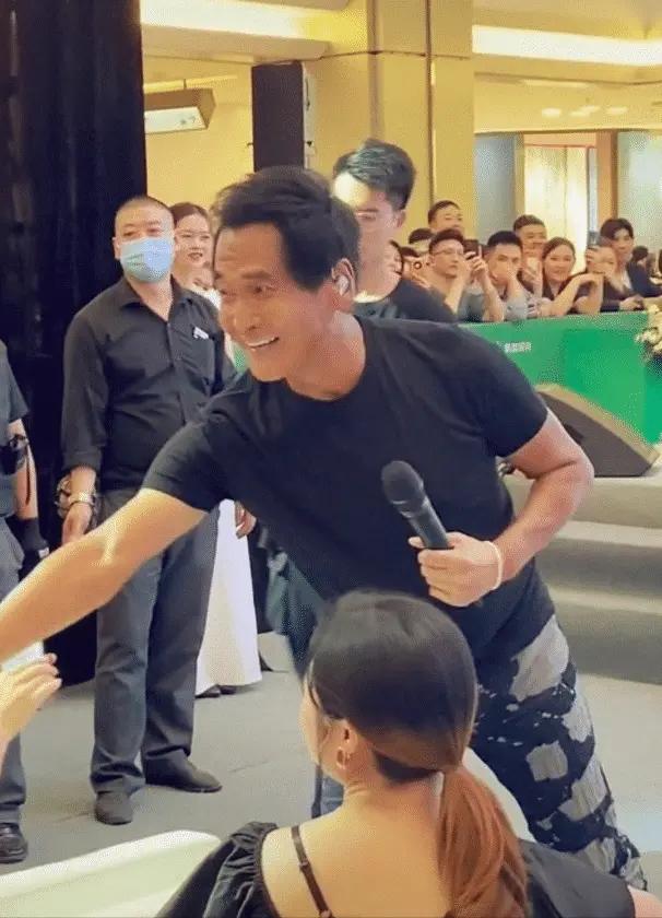 61-year-old Qi Qin appeared in business performances, with a prominent ...